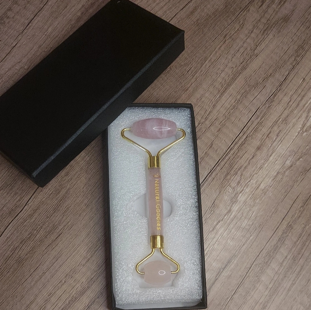 ROSE QUARTZ FACIAL ROLLER – Natural Goodies